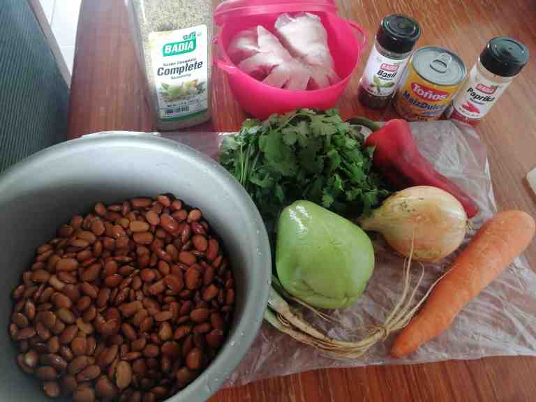 Frijoles cubases con carne de cerdo, acompañado con arroz blanco y ...