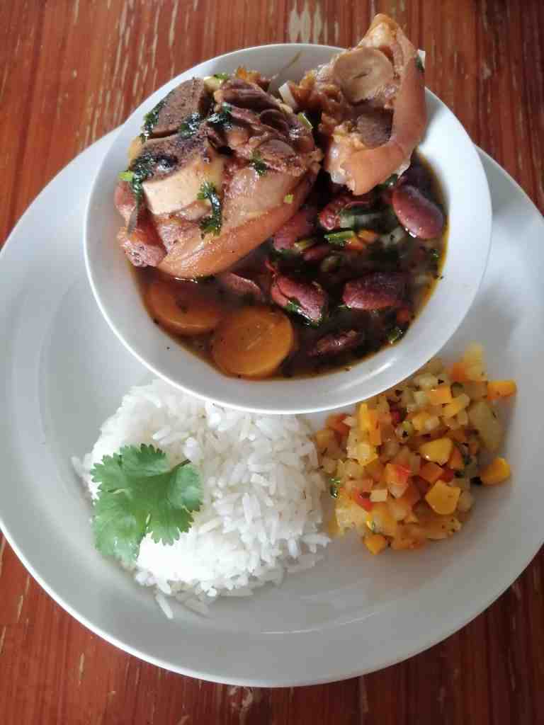 Frijoles cubases con carne de cerdo, acompañado con arroz blanco y ...